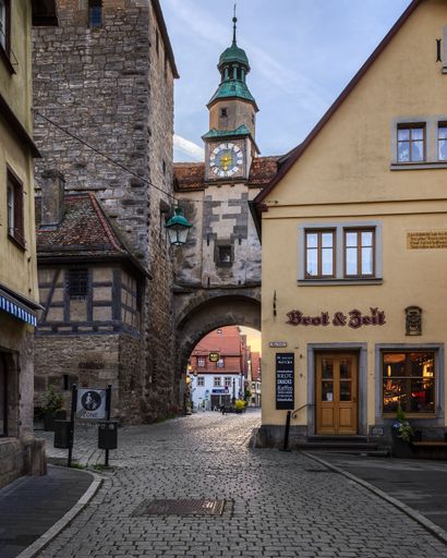 Famous Markus Tower in the old town of Rothenburg ob der Tauber. Stock ...