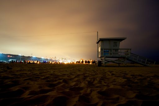 Lifeguard station sits along the ocean at night in Los Angeles ...